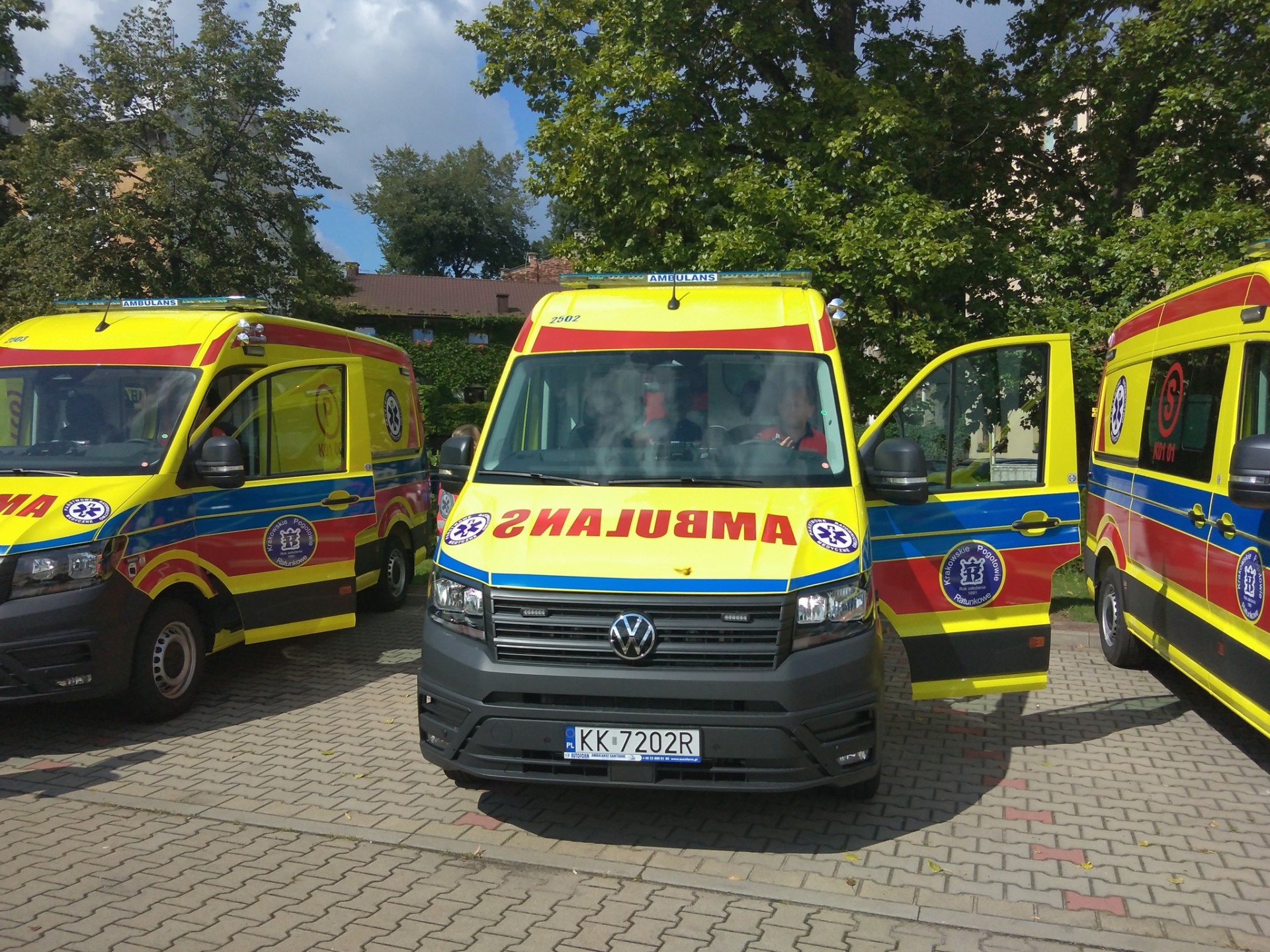 Dlaczego nowe karetki malowane są na żółto? Nowe pojazdy dla Krakowa i okolicy