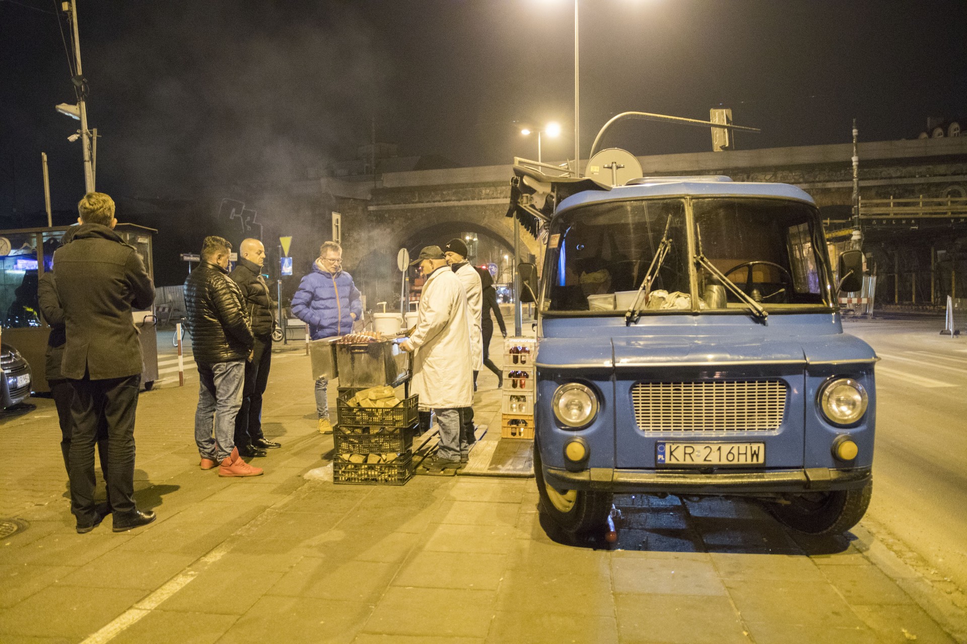 Niebieska Nyska wróciła, nocny food truck znów serwuje kiełbaski