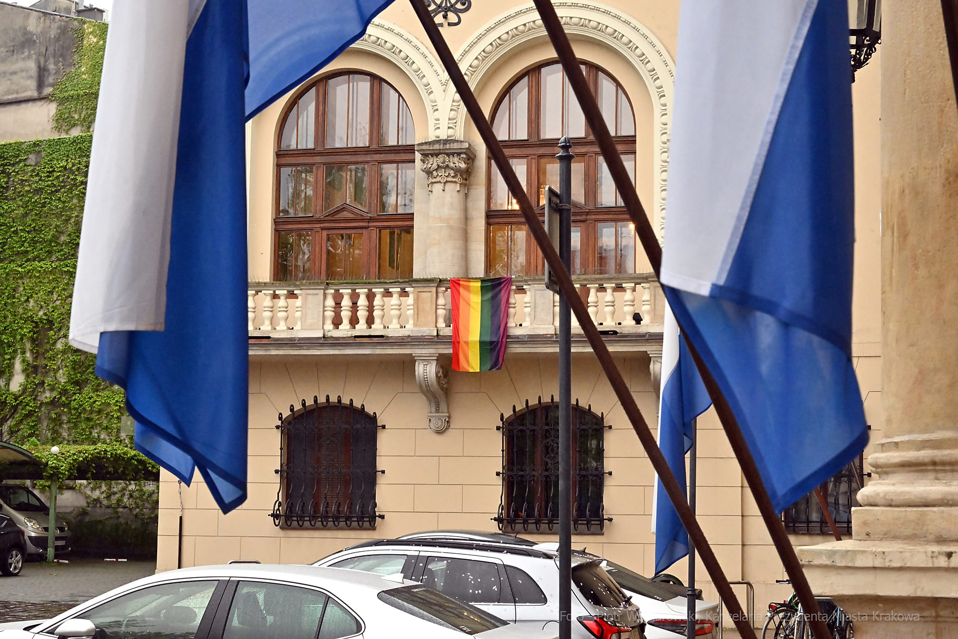 Tęczowa flaga na magistracie. "Symbol i ważny komunikat"